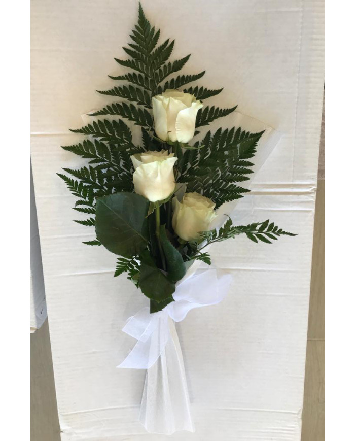 Ofrendar rosas a la Virgen de Fátima