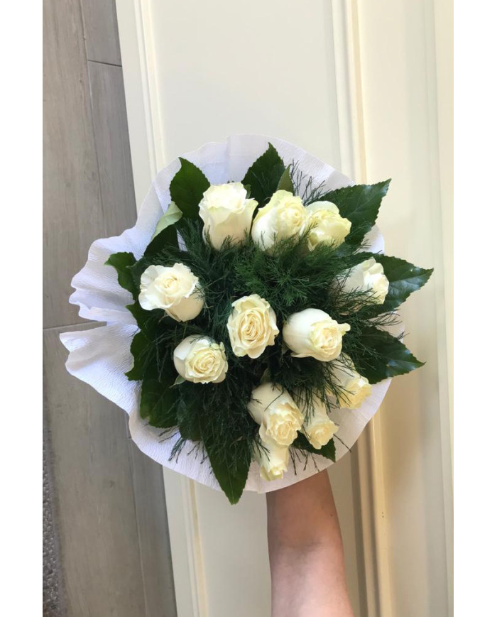 Ofrendar rosas a la Virgen de Fátima